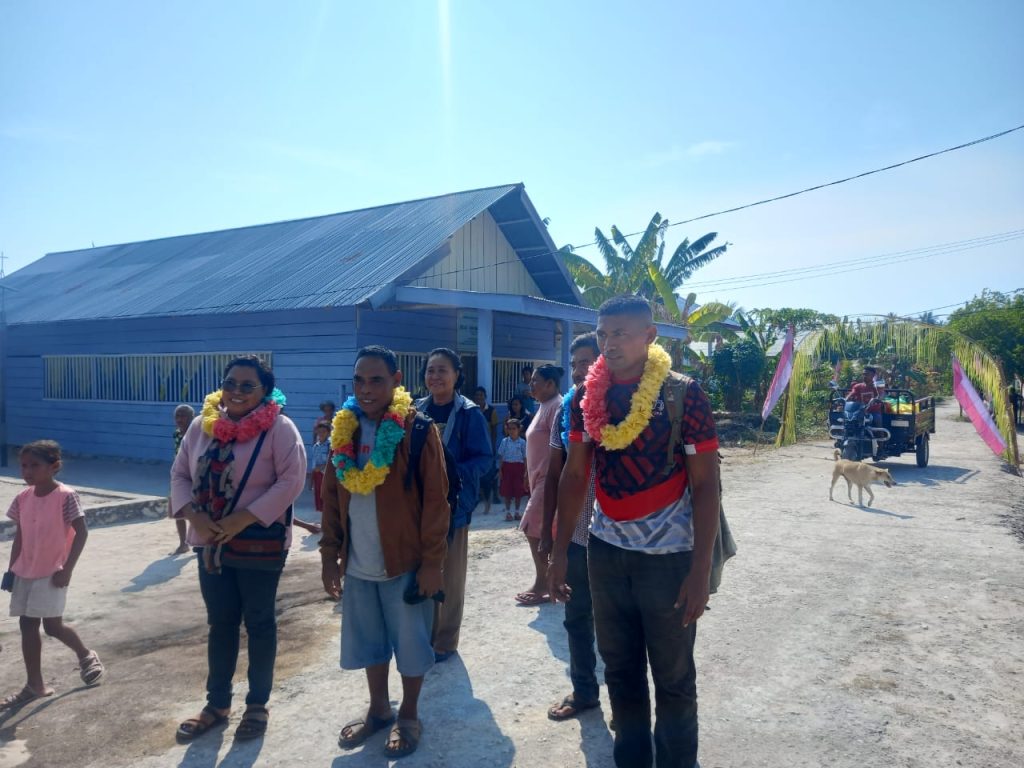 KAUM BAPAK GMIH SERAHKAN BANTUAN PAKAIAN LAYAK PAKAI UNTUK SUKU TOGUTIL ...